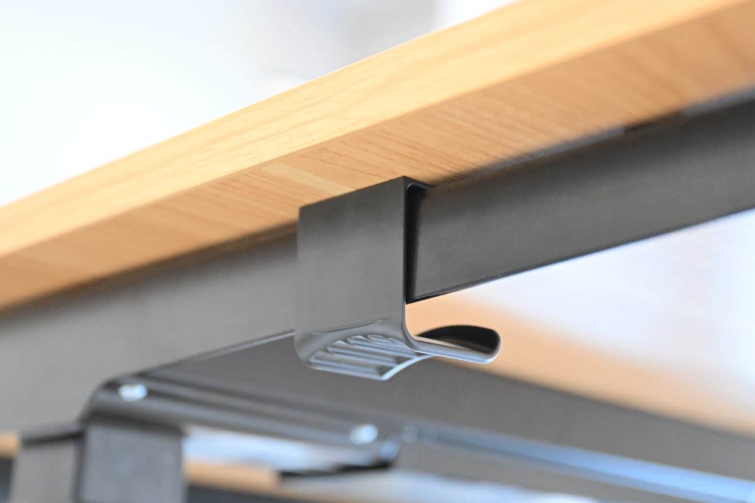 普段使いするヘッドホンの置き場を確保するためにFlexiSpotの昇降デスク下にヘッドホンハンガーを取り付けてみた - toiro.online